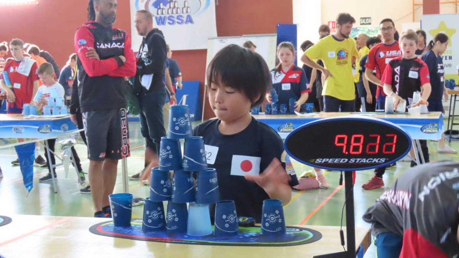 世代を問わずに勝負できる！ 子供と遊ぶのに「スポーツスタッキング」はいかが？